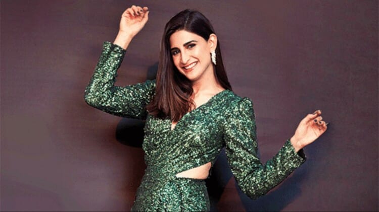 Aahaha Kumra Angry On Fan Behaviour Said Dont Touch Me Video Goes Viral ...