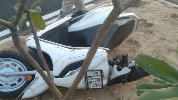 Nh 91 पर दर्दनाक हादसा:अज्ञात वाहन ने स्कूटी में मारी टक्कर, एक ने मौक ...