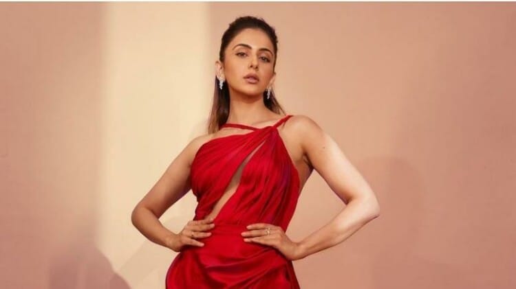रेड ड्रेस में रकुल ने बढ़ाया पारा