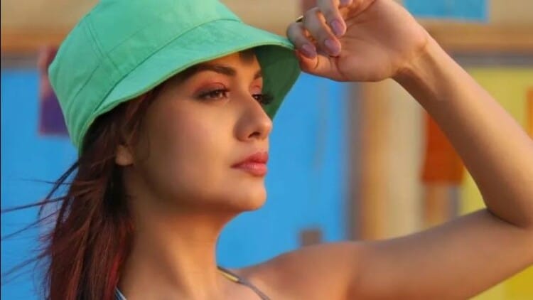 दिव्या अग्रवाल का समर लुक