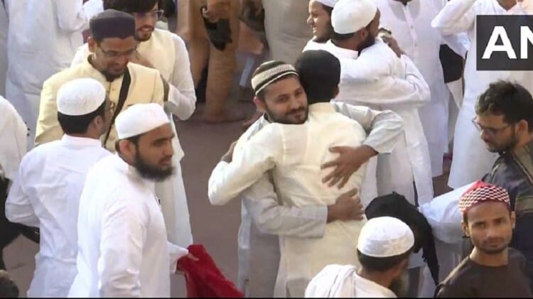 Eid In Delhi :जामा मस्जिद में अदा की गई ईद की नमाज, लोगों ने एक-दूसरे ...