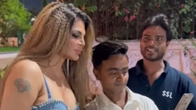 Rakhi Sawant Ran Away After Snatching Fans Phone Netizens Got Angry