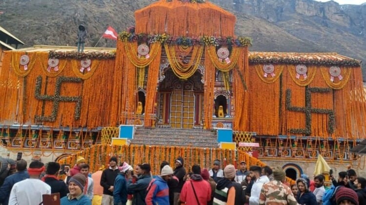 Badrinath Dham Decorated With 25 Quintal Flowers On Occasion Of Portals ...