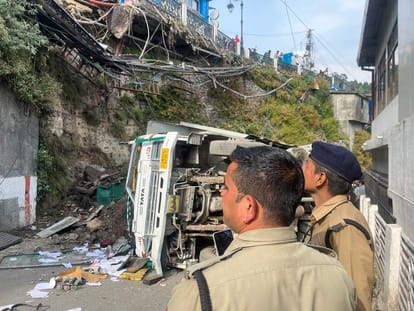 Mussoorie:माल रोड धंसने से दून मार्ग पर गिरा ट्रक, चालक की मौत, कई वाहन ...