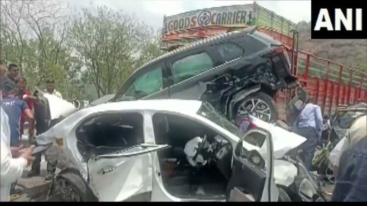 Road Accident In Mumbai Pune Expressway Several Injured Vehicles Pileup ...
