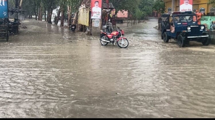 Mainpuri Weather:झमाझम बारिश से भीगी गेहूं की फसल, भारी मात्रा में शेष ...