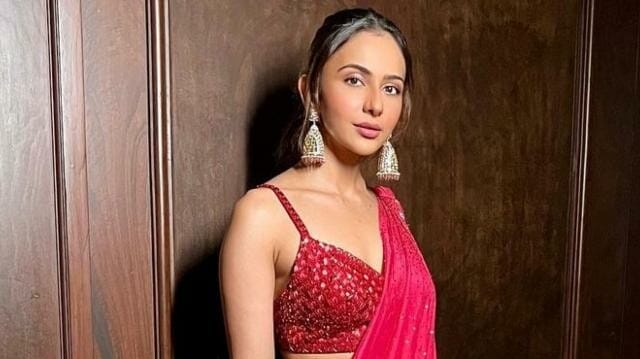 शिमरी साड़ी में रकुल का ग्लैमरस अवतार