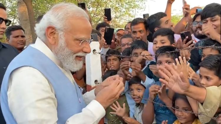 Pm Modi Had Light-hearted Interaction With Children In Kalaburagi Earlier Today Karnataka Polls ...