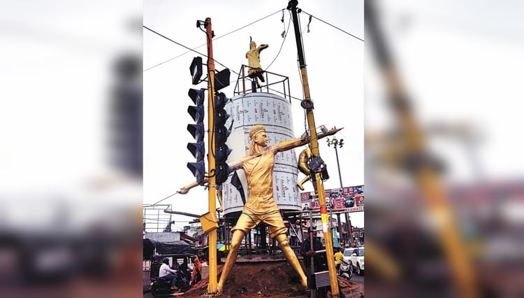 Meerut: Javelin Theft News From World Champion Neeraj Chopra Statue ...