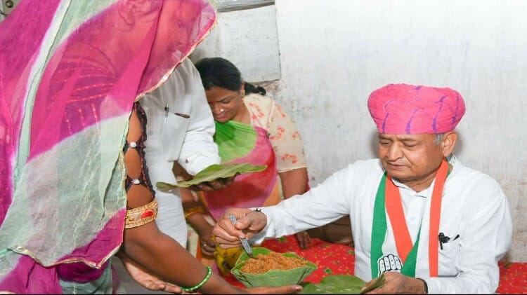 Cm Ashok Gehlot Celebrates Birthday With Tribal Family In Udaipur Woman ...