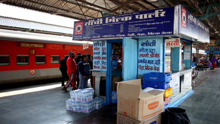 Indian Railways:अगर रेलवे स्टेशन पर Mrp से ज्यादा कीमत पर सामान को बेच ...