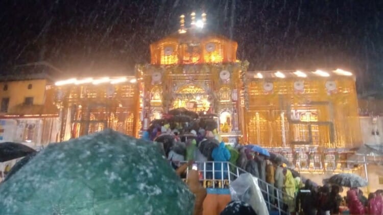 Snowfall In Badrinath:धाम में शुरू हुई बर्फबारी, तस्वीरों में देखें ...
