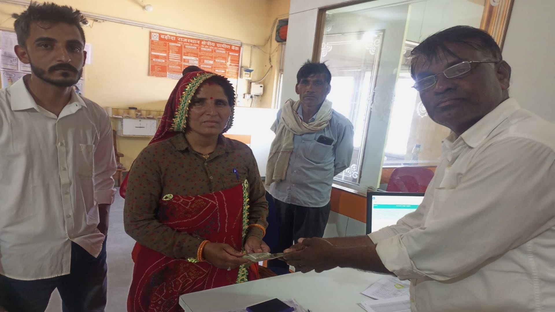 Rajasthan Woman Set An Example Of Honesty In Sikar Ringus Returned Rs ...