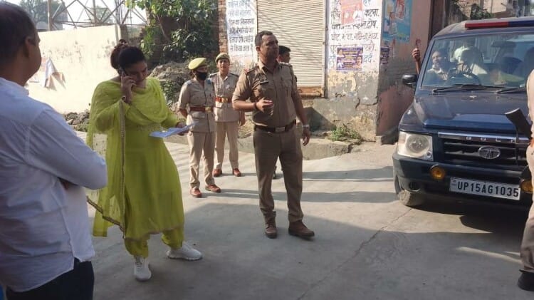 Meerut Nikay Chunav:मतदान केंद्र पर फर्जी एजेंट कार्ड लिए पकड़ी उधम ...