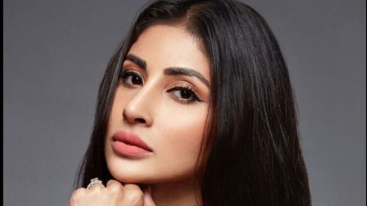 बैकलेस ड्रेस में मौनी की मदमस्त अदाएं