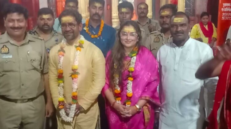 Varanasi: Mp Dinesh Lal Yadav Worshiped At Markandeya Mahadev Temple ...