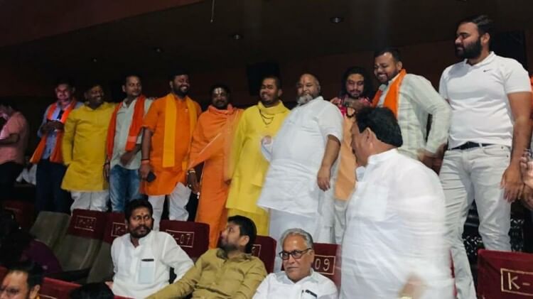 The Kerala Story:वाराणसी में द केरल स्टोरी फिल्म देखने पहुंचे साधु-संत ...