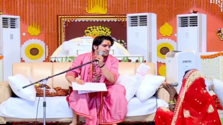 Baba Bageshwar:चार्टर्ड प्लेन से लेकर महंगी गाड़ियों तक में घूमते हैं ...