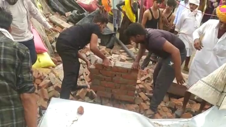 The Wall Of The House Collapsed Due To Strong Storm Dudu In Jaipur ...