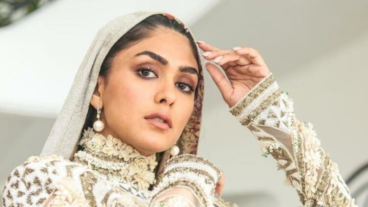 मृणाल ठाकुर ने अदाओं से लूटा दिल