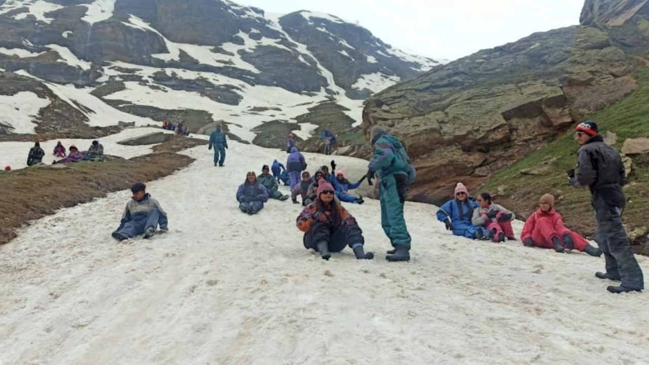 Himachal Weather: Light Snowfall In Rohtang, Drizzle In Shimla And ...