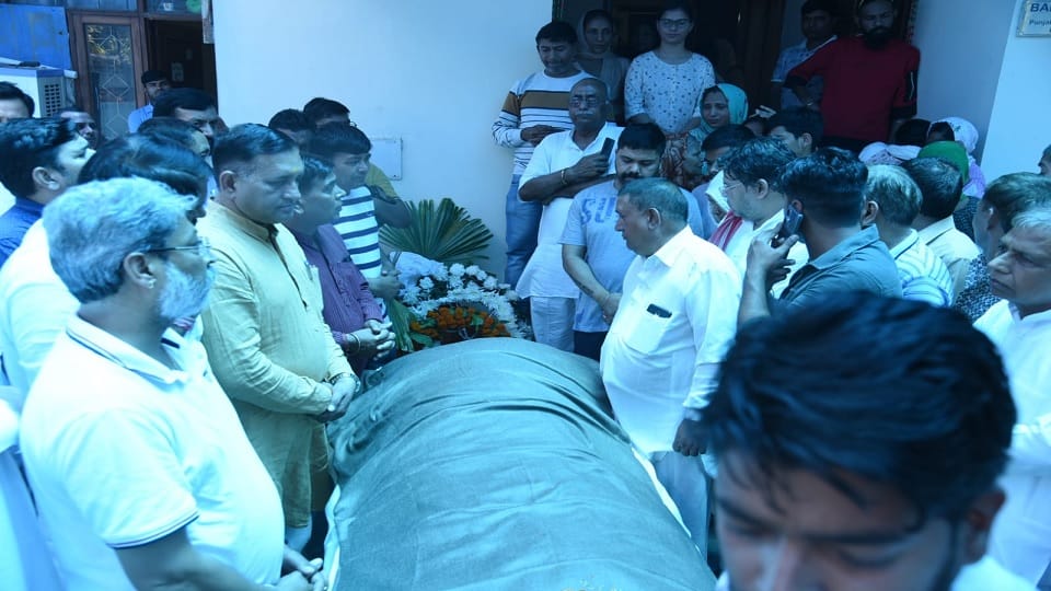 Ratan Lal Kataria:अंतिम दर्शन के लिए पहुंचे लोग,विधायक डॉ. पवन सैनी ने ...