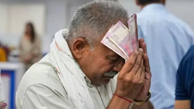 Note Exchange Day 1:2000 के नोट बदलने के पहले दिन बैंकों में दिखीं छोटी ...