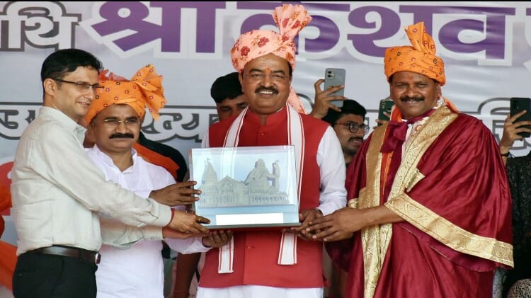 प्रयागराज नगर निगम :पार्षदों के साथ गणेश केसरवानी ने ली महापौर पद की ...