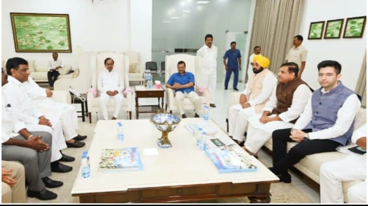 Delhi Cm Arvind Kejriwal Meets Telangana Cm Kcr In Hyderabad Against Ordinance By Centre News ...