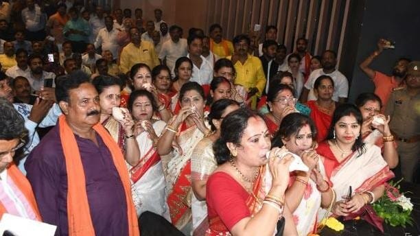 Mayor Swearing-in Ceremony:काशी के मेयर ने गंगाजल हाथ में लेकर संस्कृत ...