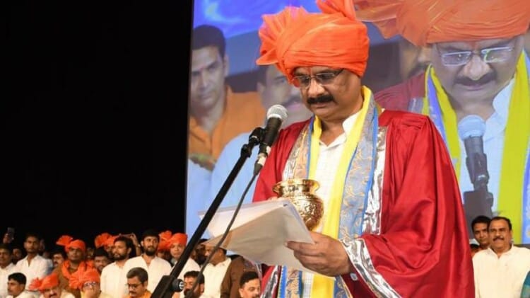 Mayor Swearing-in Ceremony:काशी के मेयर ने गंगाजल हाथ में लेकर संस्कृत ...