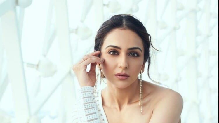 व्हाइट बॉडीकॉन ड्रेस में रकुल ने फ्लॉन्ट किया कर्वी फिगर