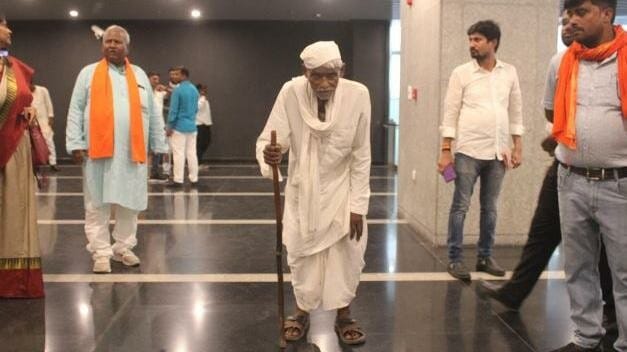 Mayor Swearing-in Ceremony:काशी के मेयर ने गंगाजल हाथ में लेकर संस्कृत ...