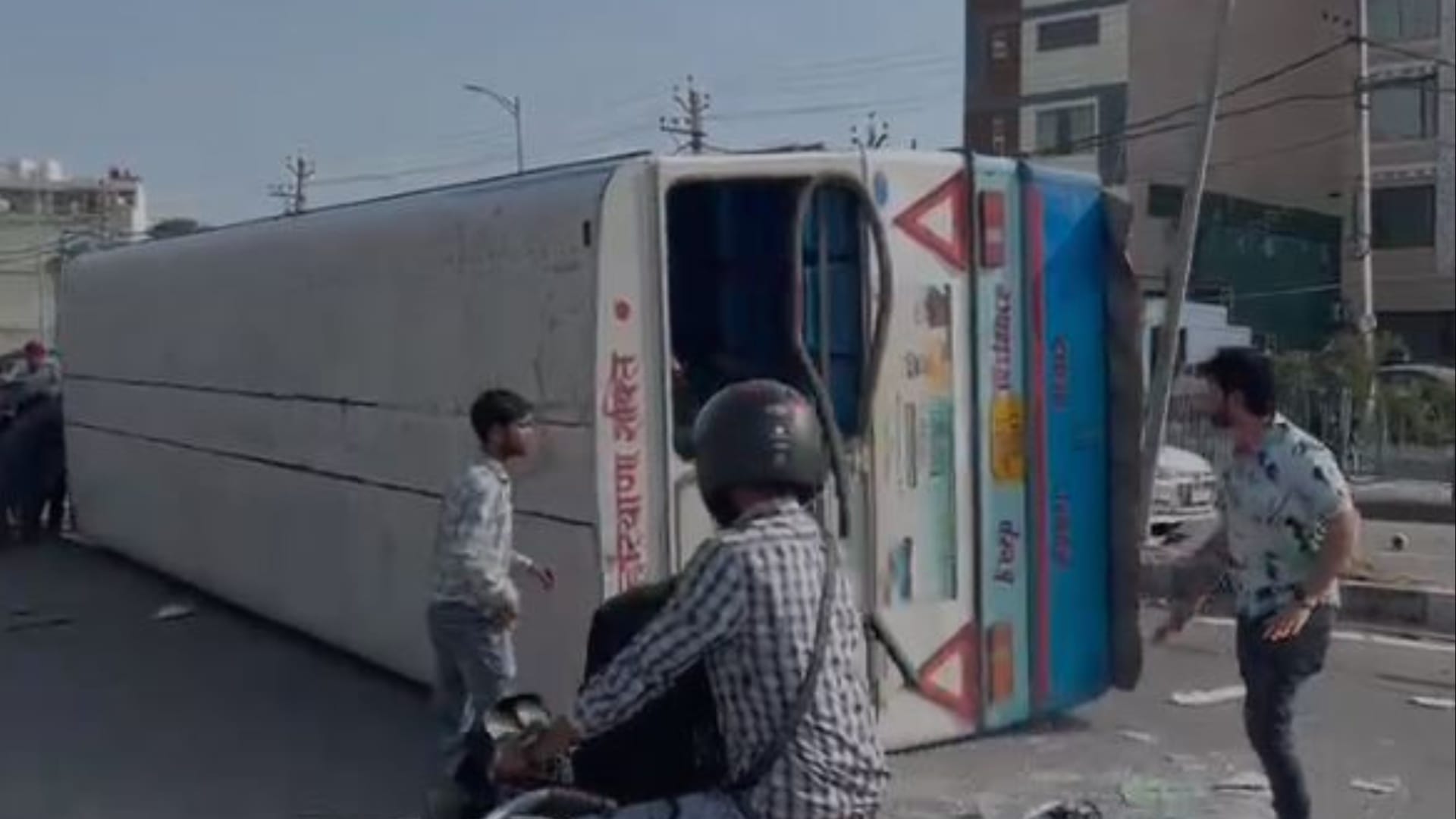 Punjab:जीरकपुर फ्लाईओवर के पास पलटी हरियाणा रोडवेज की बस, स्कूटी सवार ...