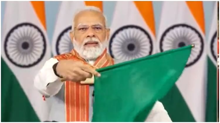 Pm Modi:असम के लिए पहली वंदे भारत को Pm ने दिखाई हरी झंडी, बोले- राज्य ...