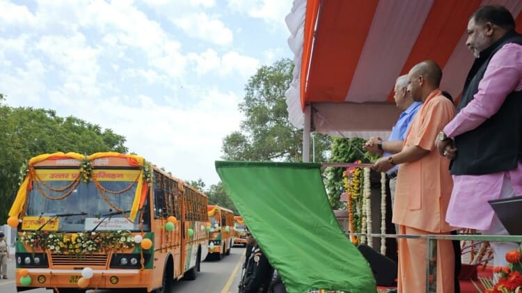 Cm Yogi Adityanath Flags Off 93 Buses From Different Districts To Delhi. - Amar Ujala Hindi News ...