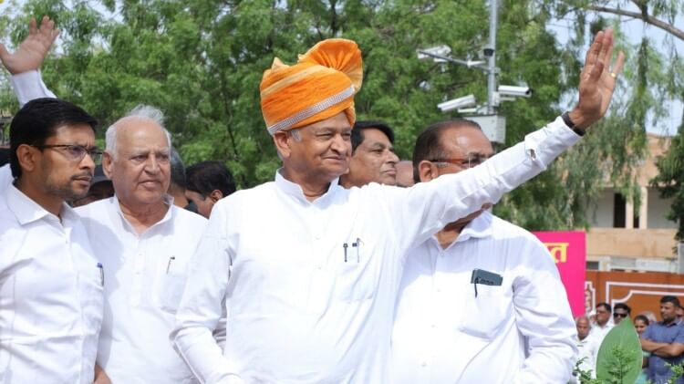 Pali News:सीएम गहलोत ने फहराया 100 फीट ऊंचा राष्ट्रीय ध्वज, 13 लाख से ...