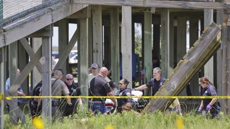 Us: टेक्सास के समुद्रतटीय शहर सर्फसाइड बीच में एलिवेटेड वॉकवे का एक ...