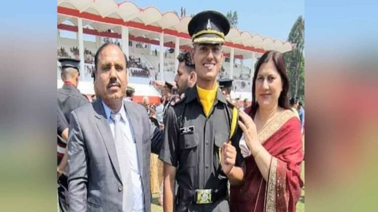 Ima Pop 2023:लाडलों के कंधों पर सितारे सजाते माता-पिता की आंखों से छलके ...