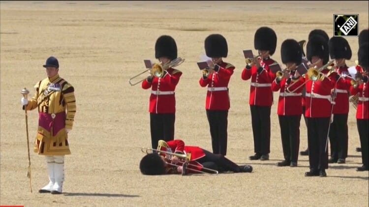Uk Trooping The Colour Parade Soldiers Faint In Front Of Prince William ...