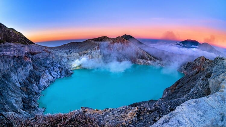 Mysterious Lake: Kawah Ijen Lake Water Turns Blue At Night Know The Interesting Facts In Hindi ...
