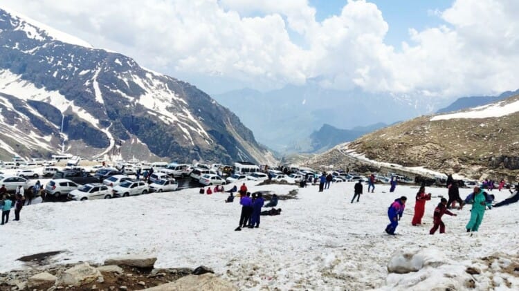 Rohtang Pass Restored Tourits Enjoy Scenic View Of Snow Covered ...