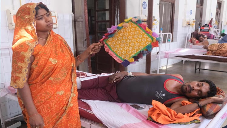 Gorakhpur District Hospital Patient Timidar Suffering From Heat - Amar ...
