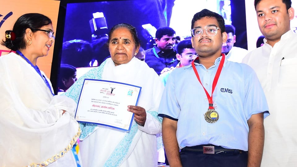 Gulab Devi Praised Cm Yogi At Amar Ujala Medhavi Samman Samaroh - Amar ...