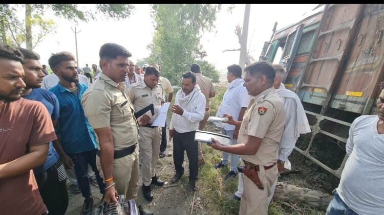 करनाल में ट्रक व बाइक की टक्कर:दो युवकों की मौत, मौके पर ग्रामीणों के ...