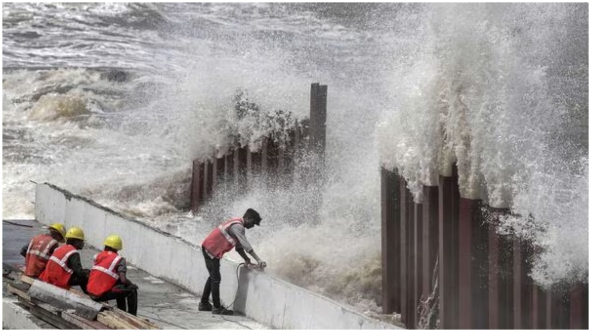 Cyclone Biparjoy Live:राजस्थान के उदयपुर में चक्रवात 'बिपरजॉय' का दिखा ...