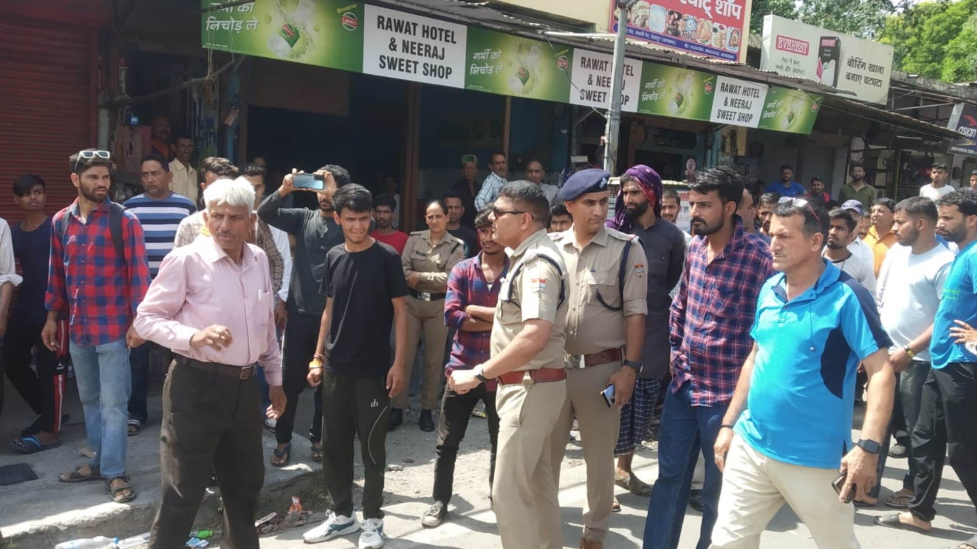Uttarakhand:कालसी में बवाल... मुस्लिम व्यक्ति के पूजन सामग्री बेचने पर ...