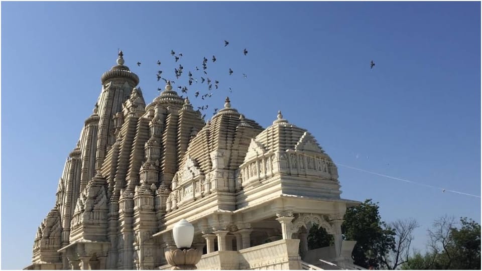Saraswati Temple:घंटी बजाना मना है, एकमात्र मंदिर जहां महापुरुषों की भी ...