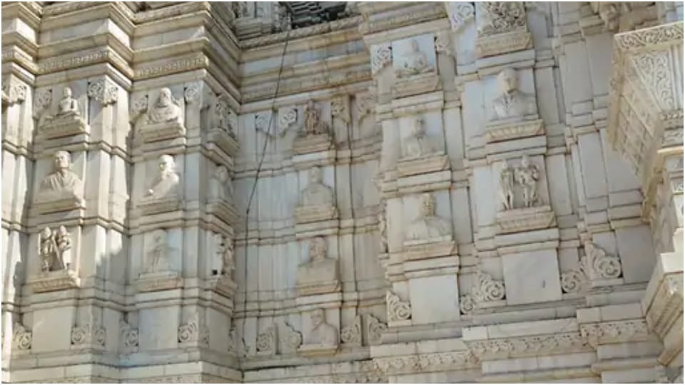 Saraswati Temple:घंटी बजाना मना है, एकमात्र मंदिर जहां महापुरुषों की भी ...