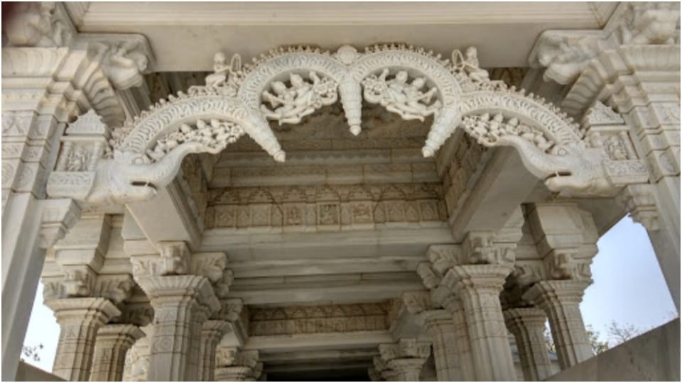Saraswati Temple:घंटी बजाना मना है, एकमात्र मंदिर जहां महापुरुषों की भी ...